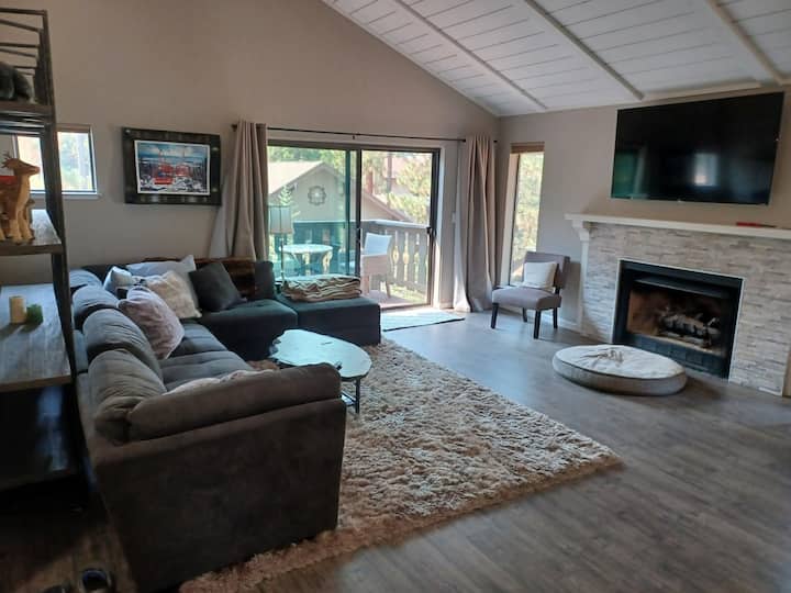 Retreat To The Deck Of This Beautiful Getaway And Enjoy The Beautiful Sounds, Smells, And Sights Of Lake Tahoe Nature. - South Lake Tahoe, CA