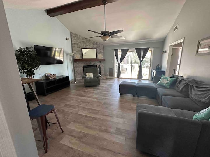 King Suite 3/2 Savannah Golf Course Fenced Yard - Savannah, GA