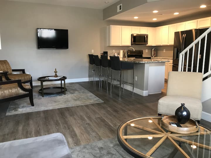 Enjoy Phx In Stylish Condo W/heated Pool & Hot Tub - Phoenix
