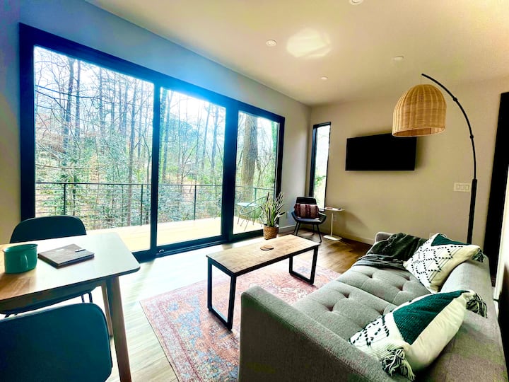 Atohi Treehouse: Creek View Small Home - Athens, GA