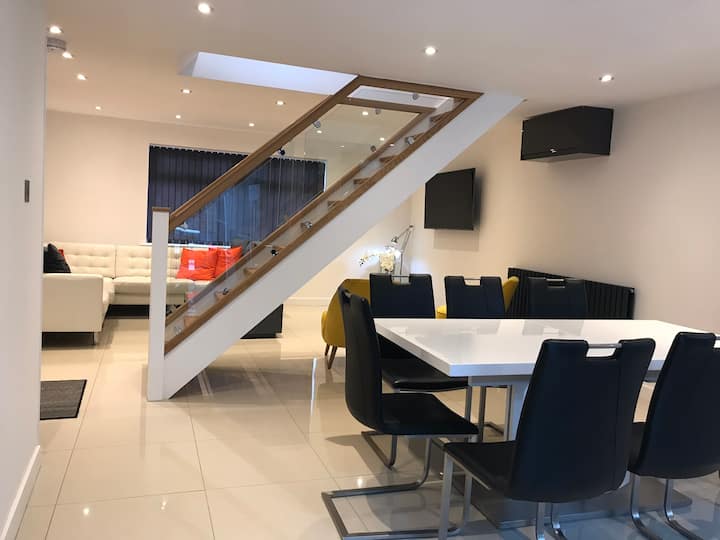 Renovated, Stylish House, Contemporary Getaway - Gloucester