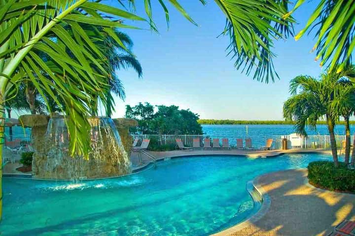 Luxurious Beach Getaway, Gulf View, Hot Tub &Pool - Bonita Springs, FL