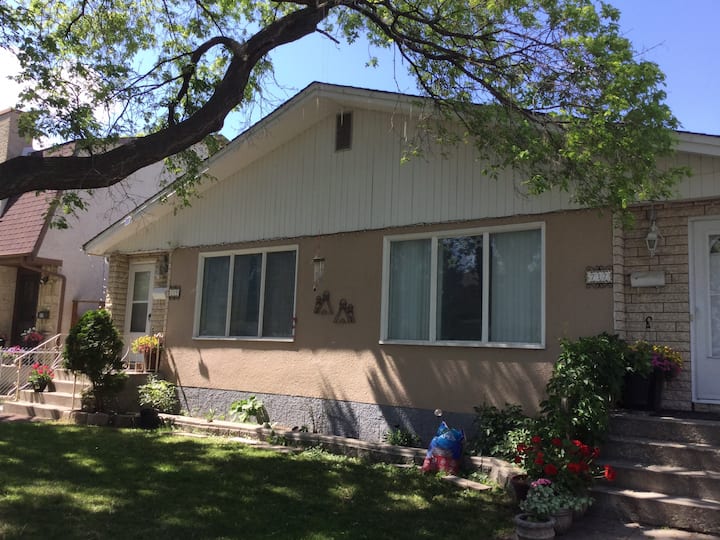 Cozy & Friendly Home - Winnipeg