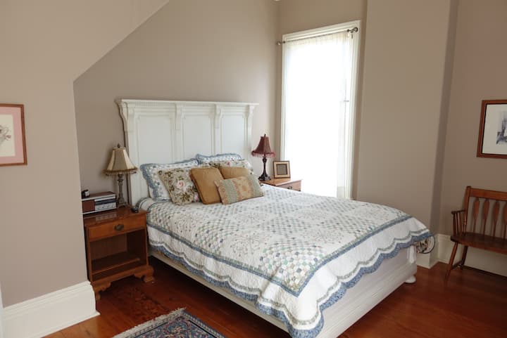 Ocean View Sunrise Room - Isla Vista, CA