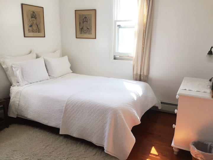 Serene Room In Lovely Home - Kingston, NY