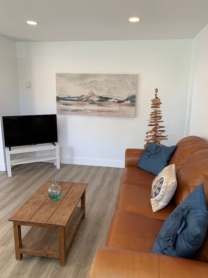 First Lake, 1 Brm Apt 1 Block Walk To Lake - Bedford