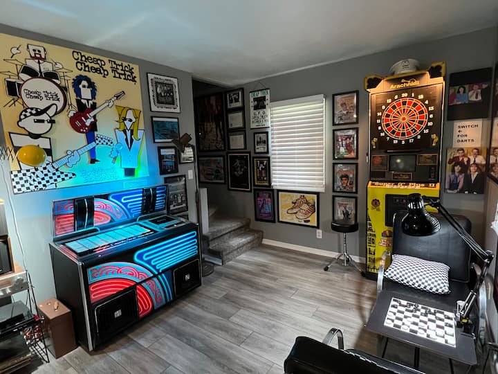 Downtown Rockford Rock & Roll 2 Br 1.5 Bath - Rockford, IL