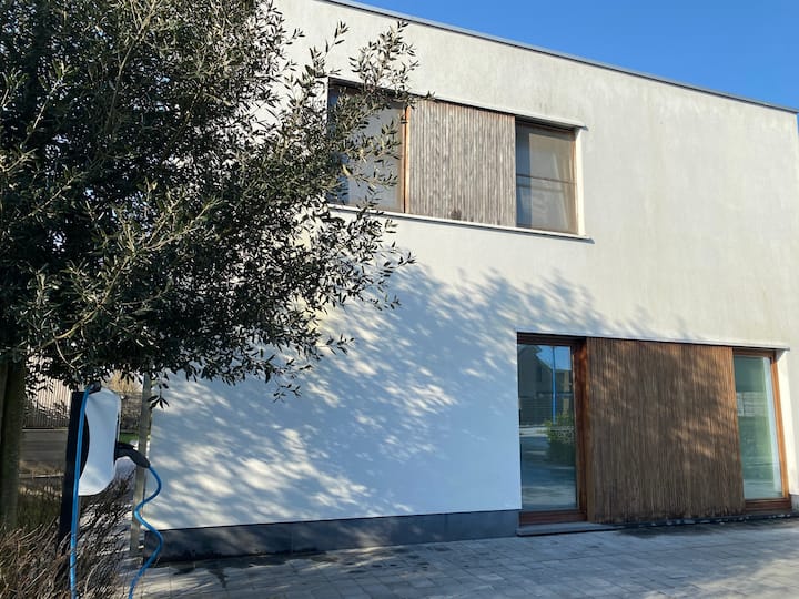 Moderne En Gezellige Familievilla,  12 Pers - La Panne