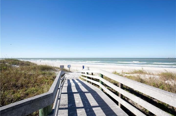 Beach Paradise With Plenty Of Sun, Sand &Fun. - Indian Rocks Beach, FL