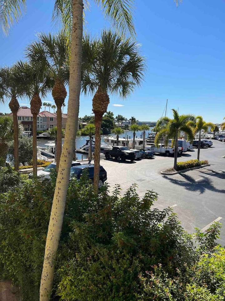 Location, Location, Location-water Front Condo 103 - 네이플스