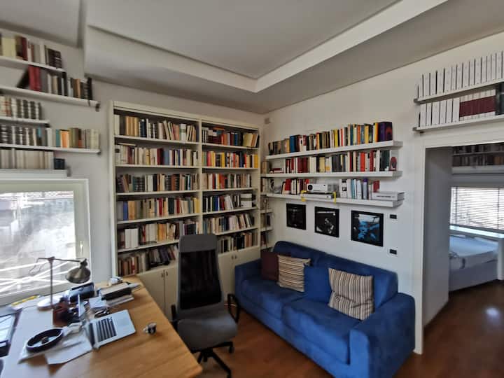 Le Toit Du Philosophe. Terrasse Et Bibliothèque - Naples