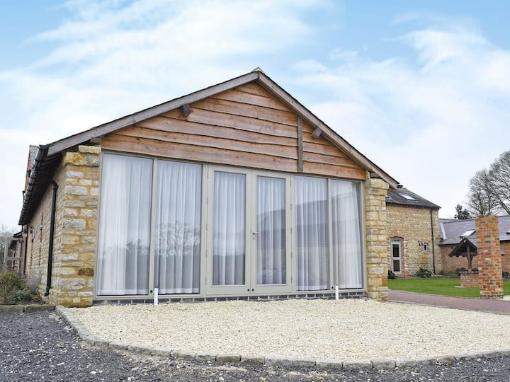 Foxes Den - Towcester