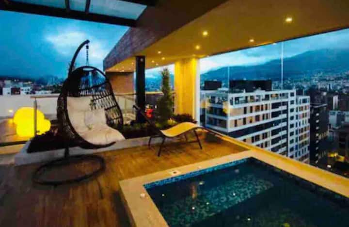 Exclusive Vista, Amplio Balcón,excelente Ubicación - Quito