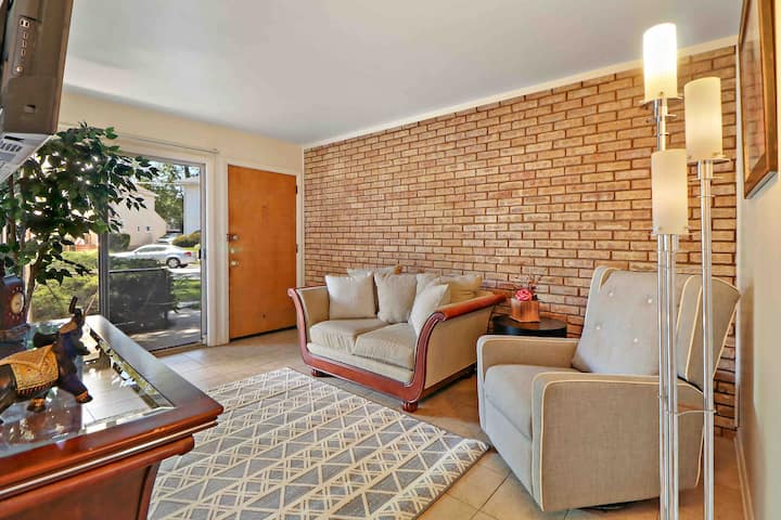 1 Bed / 1 Bath Homey Waukegan | Naval Station - Waukegan, IL