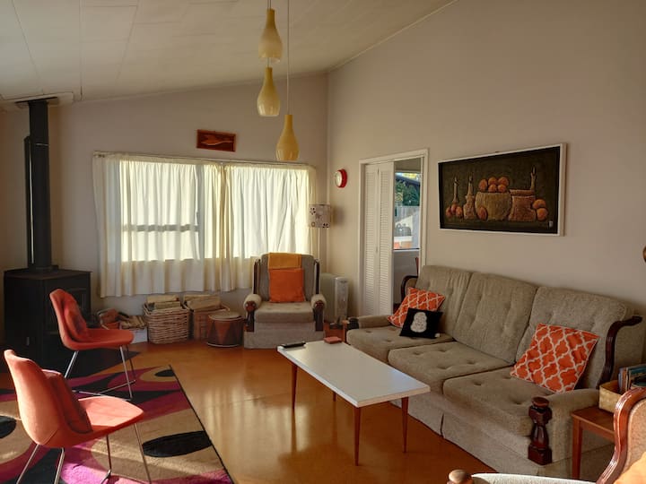 Two Mile Retro Retreat - Pet Friendly - Taupo