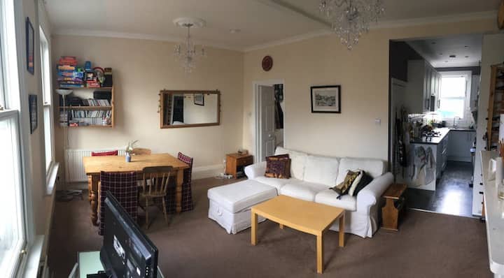 King – Light, Spacious, Welcoming Victorian Flat - 브롬리