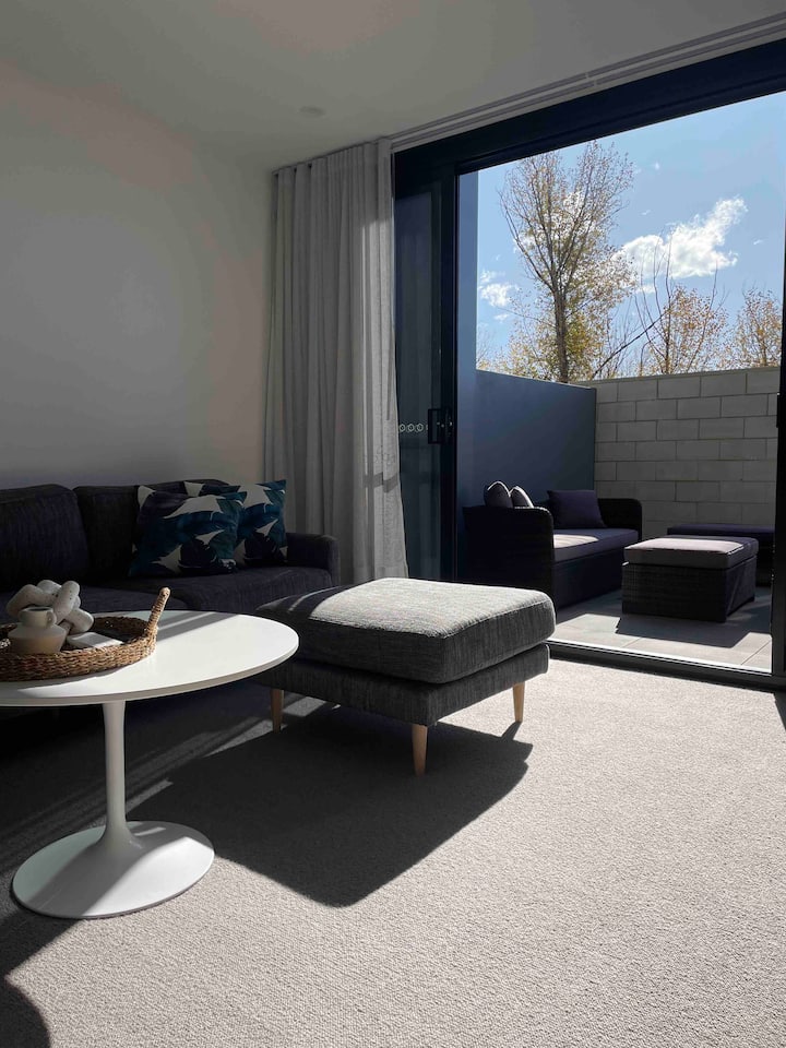 Bright Spacious Secure Courtyard* Pool+gym+parking - Canberra