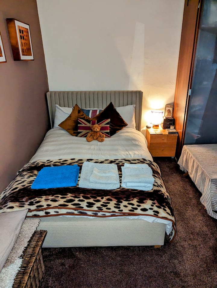 Cosy Flat. Friendly Host & Dog. Includes Breakfast - 