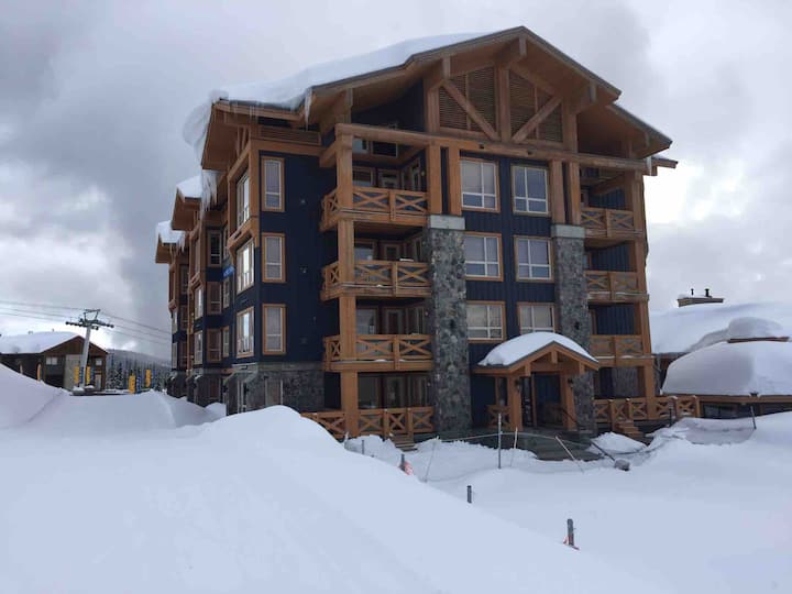 Luxury Ski-in/out 3 Bedroom Inc Private Hot Tub - Big White Ski Resort, BC