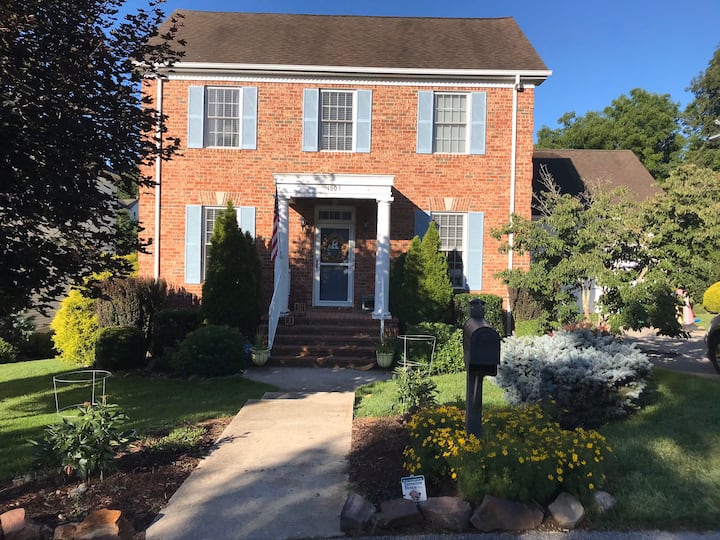 Large Blacksburg Home Less Than 2 Miles To Vt!! - Blacksburg, VA