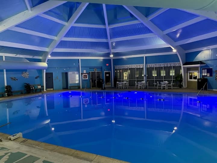 Secluded 5br Getaway: Hottub, Pool, Firepit & More - Pocono Lake, PA