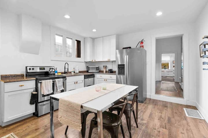 2 Bedroom Downtown Slc Home! Pets Are Free! - Salt Lake City, UT