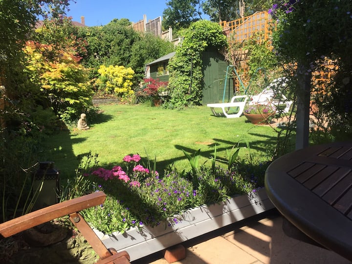 Self - Contained Garden Flat . Private Entrance. - Bournemouth