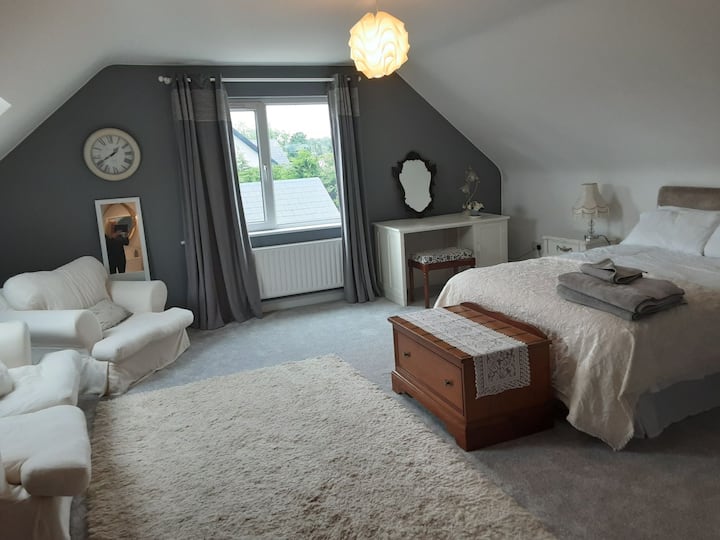Large Bedroom Ensuite King-size - Castlebar