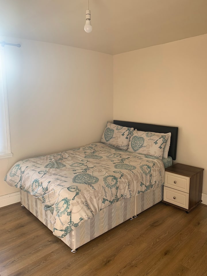 Private Double Bed Room With Privacy Lock - Glossop