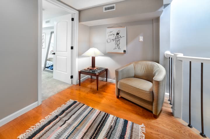 Beautiful Room W Private Balcony In Historic Home - Baltimore, MD