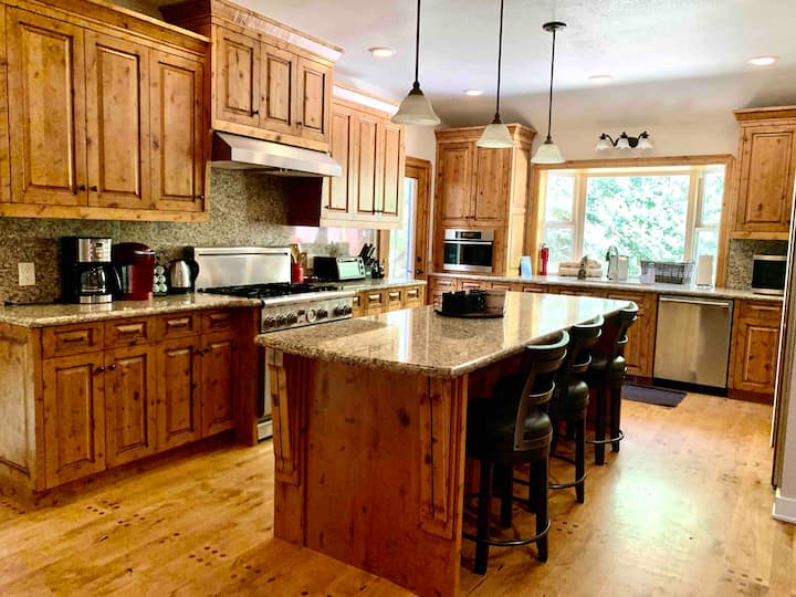 Evergreen Chateau - Walk/bike To Snow Summit! - Big Bear Lake, CA