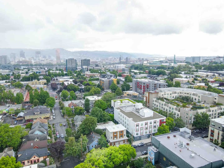 Modern Buckman Rowhouse W/private Garage And Views - Lents - Portland