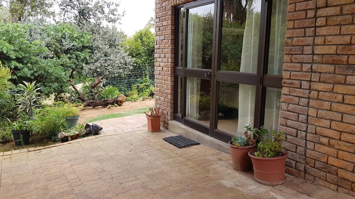 Modern, Neat & Private Flat With A Leafy Garden - Somerset West