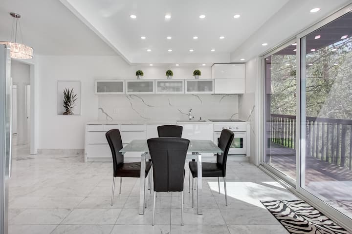 Room For Rent In Upscale Neighbourhood - Toronto