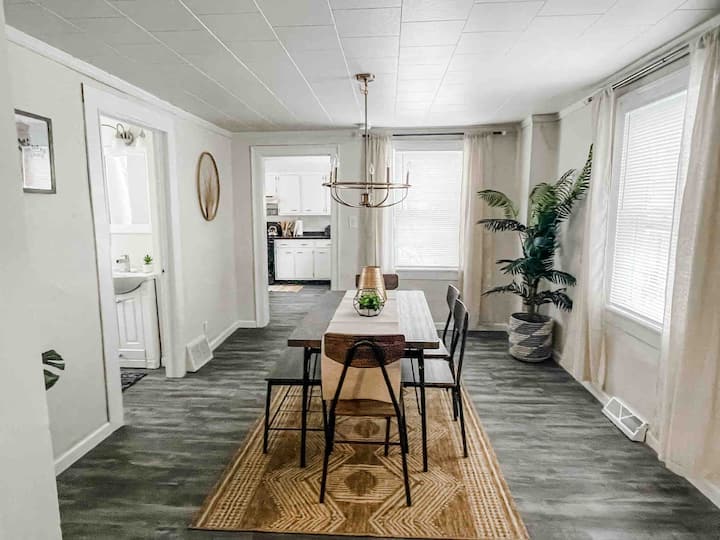 Cozy & Quiet In Oshkosh! - Oshkosh, WI