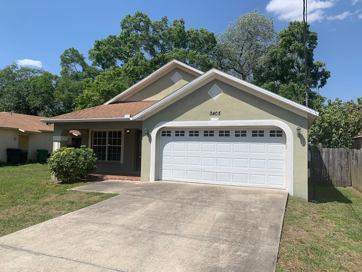 2 Bed 1 Bath Full Kitchen Hosted By Retired Police - Tampa, FL
