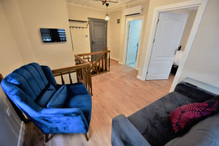 A Spacious 2+1 Duplex Close To İStiklal Boulevard - Beyoğlu