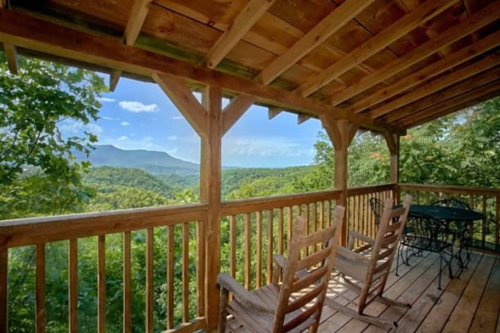 Amazing Sky Mountain View •Private Hottub King Bed - Pigeon Forge, TN