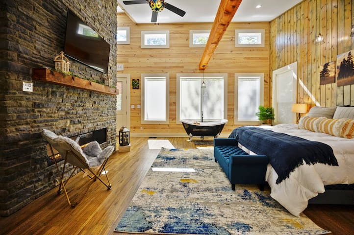 BRAND NEW! Modern-Rustic 1 Bedroom Honeymoon Cabin