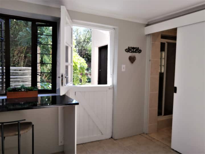 Tranquil Garden Cottage With Patio And Pool - Somerset West