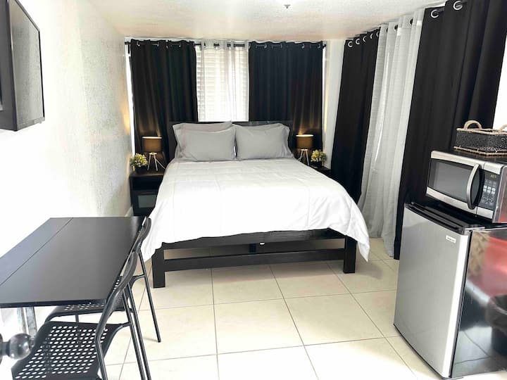 #2 Cozy Room W/private Entrance,bathroom & Parking - North Miami, FL