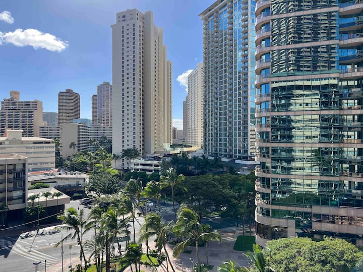 Roomy Waikiki Apt Sleeps 6 W/free Parking - Kaneohe, HI