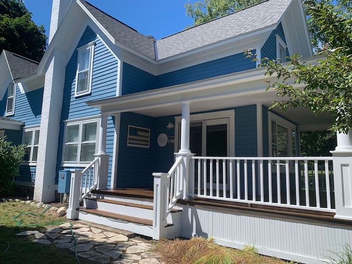 Harbor Springs Blueberry Beach House Sale Summer! - Harbor Springs, MI