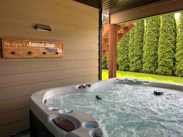 Cozy Private Suite With Hot Tub - Canada