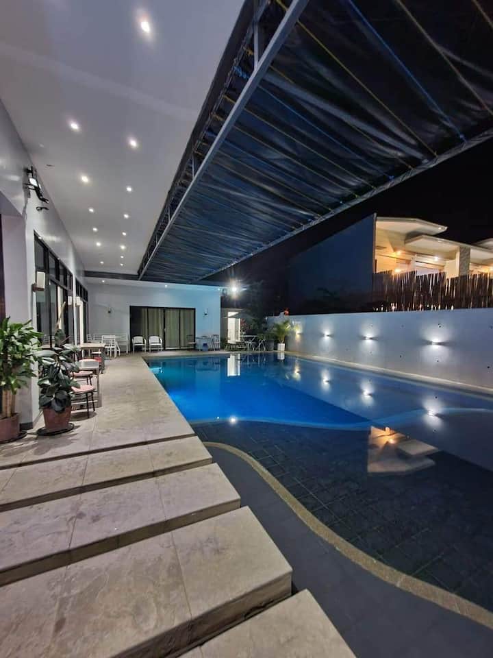 Lovely 2-bedroom Hotspring Resort W/ Jacuzzi - Calamba