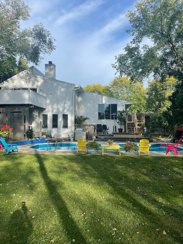 Sunny Contemporary Home With Pool Close To All - Middleton, WI
