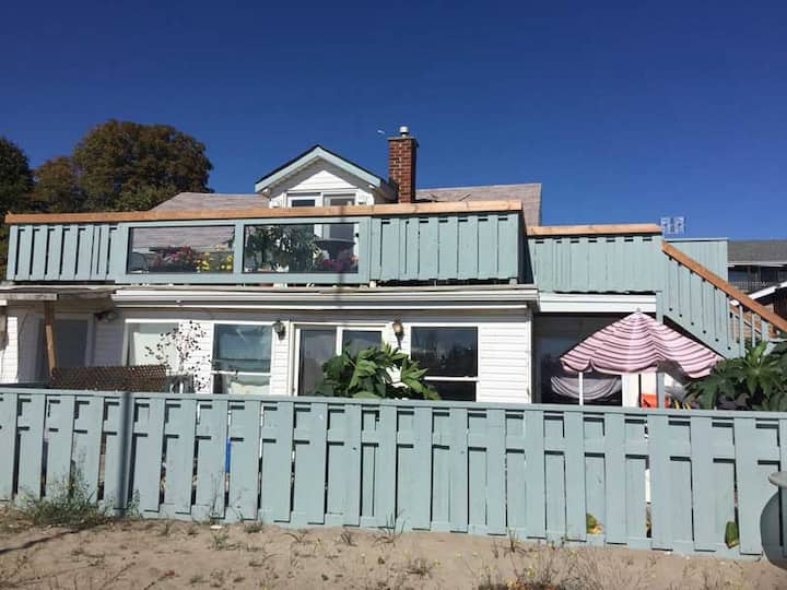 Cozy Beachfront Apt: Firepit, Patio, & Hot Tub - Port Stanley