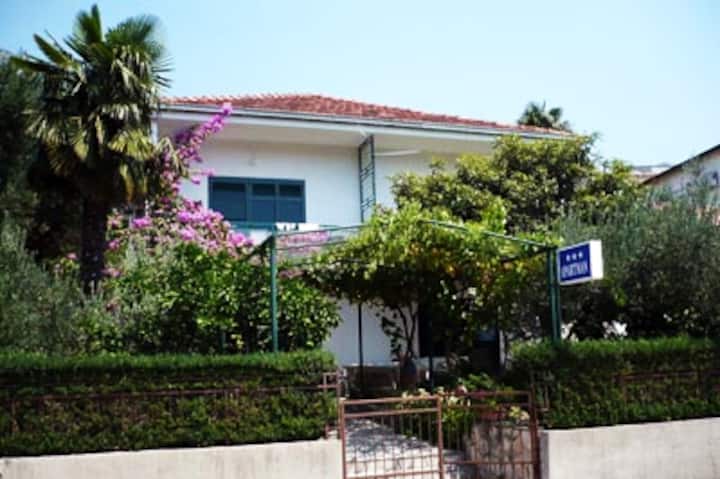 House Vera For 8 Persons With Private Garden - Brist