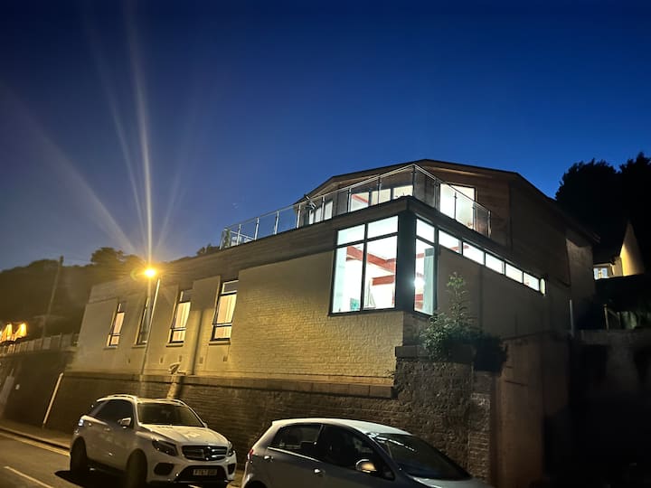 Contemporary Seaside Home, Goodwick- Sleeps 12 - Fishguard