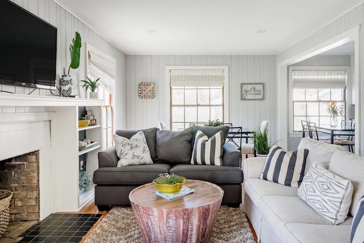 Charming Family-friendly Home- Sleeps 18! - Bryan